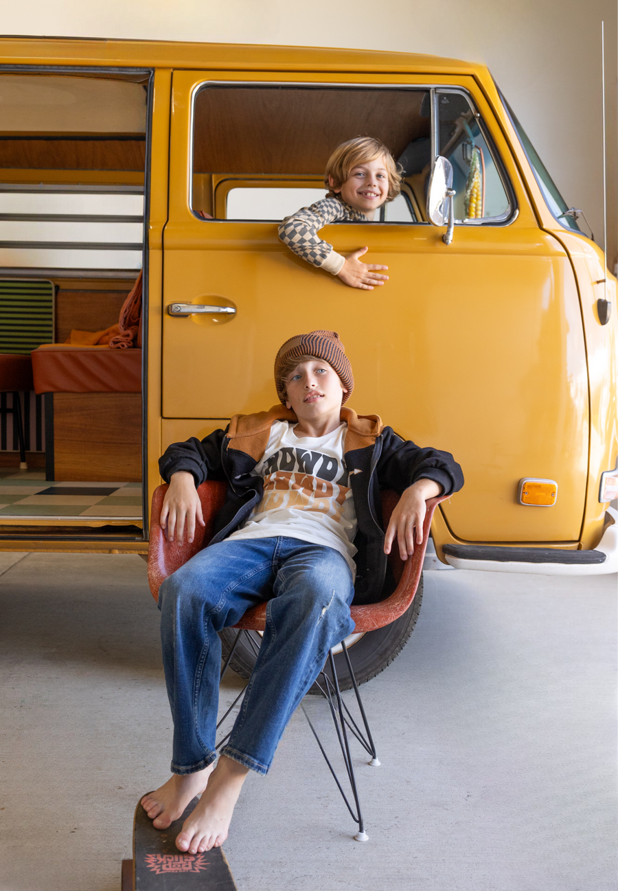 HOWDY – Tiny Whales